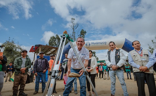 Alcalde de Huánuco inicia asfaltado de 21 k. de carretera para unir ...